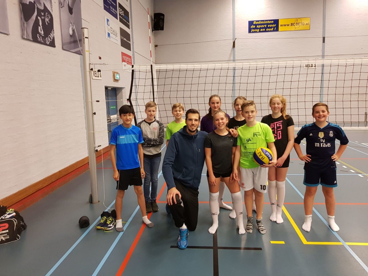 Bas van Bemmelen aanvalstraining bij Jongens C1 - VoCASA volleybal Nijmegen